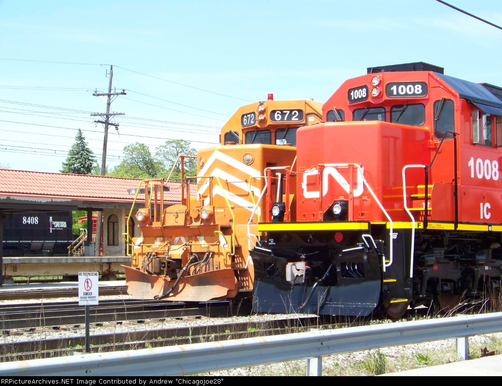 EJ&E 672, meets IC 1008